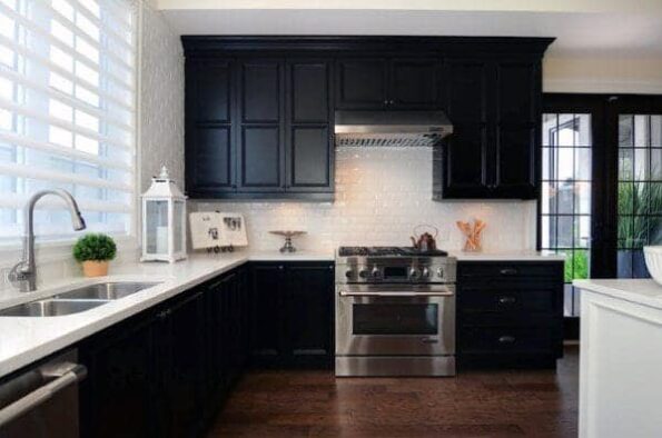 10 Beautiful Black Kitchens That Make Us Swoon