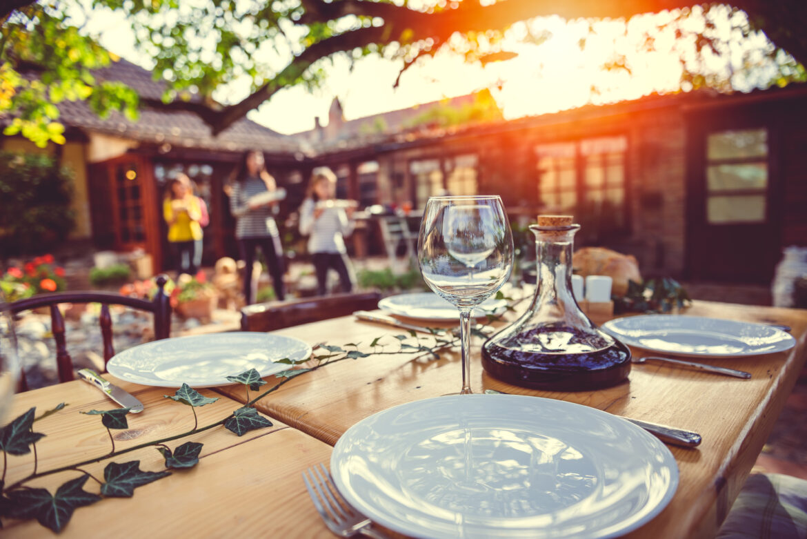 The Many Benefits of Dining Outdoors